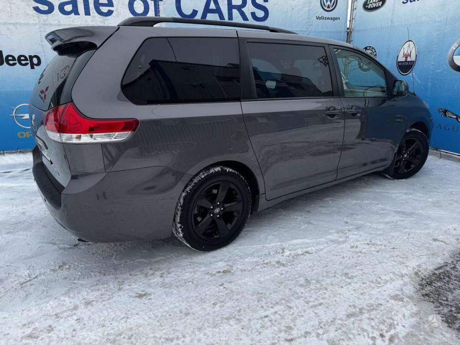 Brown Toyota Sienna 2014 in Siauliai, with an engine capacity of 3.46 L and mileage of 209 thousand km for 12900 €, photo 3 on AUTOMOTO.COM.LV