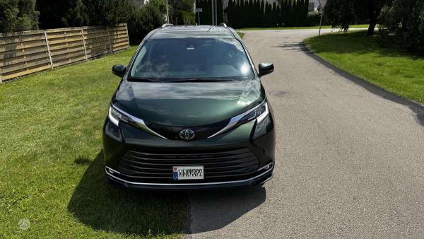 Green Toyota Sienna 2021 in Kaunas, with an engine capacity of 2.50 L and mileage of 170 thousand km for 35900 €, photo 1 on AUTOMOTO.COM.LV