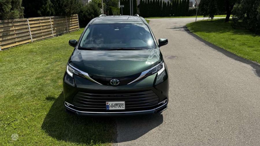Green Toyota Sienna 2021 in Kaunas, with an engine capacity of 2.50 L and mileage of 170 thousand km for 35900 €, photo 1 on AUTOMOTO.COM.LV