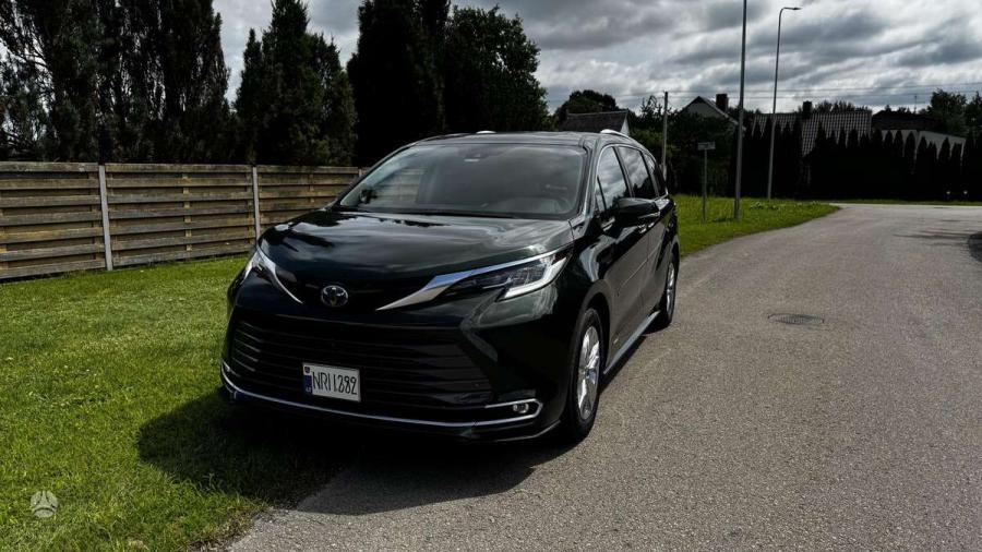 Green Toyota Sienna 2021 in Kaunas, with an engine capacity of 2.50 L and mileage of 170 thousand km for 35900 €, photo 3 on AUTOMOTO.COM.LV