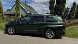 Green Toyota Sienna 2021 in Kaunas, with an engine capacity of 2.50 L and mileage of 170 thousand km for 35900 €, photo 6 on AUTOMOTO.COM.LV