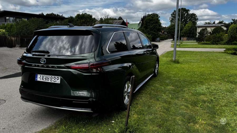 Green Toyota Sienna 2021 in Kaunas, with an engine capacity of 2.50 L and mileage of 170 thousand km for 35900 €, photo 12 on AUTOMOTO.COM.LV