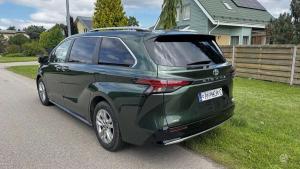 Green Toyota Sienna 2021 in Kaunas, with an engine capacity of 2.50 L and mileage of 170 thousand km for 35900 €, photo 13 on AUTOMOTO.COM.LV