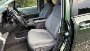 Green Toyota Sienna 2021 in Kaunas, with an engine capacity of 2.50 L and mileage of 170 thousand km for 35900 €, photo 17 on AUTOMOTO.COM.LV