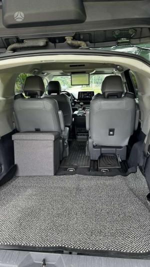 Green Toyota Sienna 2021 in Kaunas, with an engine capacity of 2.50 L and mileage of 170 thousand km for 35900 €, photo 18 on AUTOMOTO.COM.LV