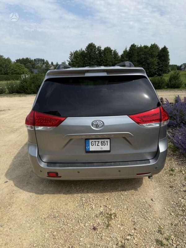 Grey Toyota Sienna 2011 in Sakiai, with an engine capacity of 3.46 L and mileage of 408 thousand km for 8500 €, photo 2 on AUTOMOTO.COM.LV