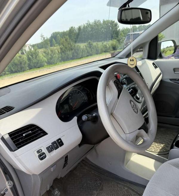 Grey Toyota Sienna 2011 in Sakiai, with an engine capacity of 3.46 L and mileage of 408 thousand km for 8500 €, photo 5 on AUTOMOTO.COM.LV