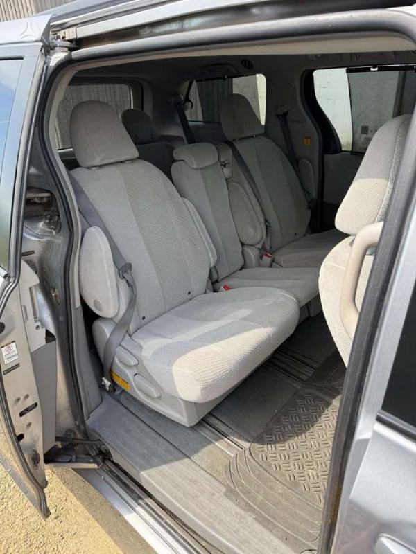 Grey Toyota Sienna 2011 in Sakiai, with an engine capacity of 3.46 L and mileage of 408 thousand km for 8500 €, photo 6 on AUTOMOTO.COM.LV