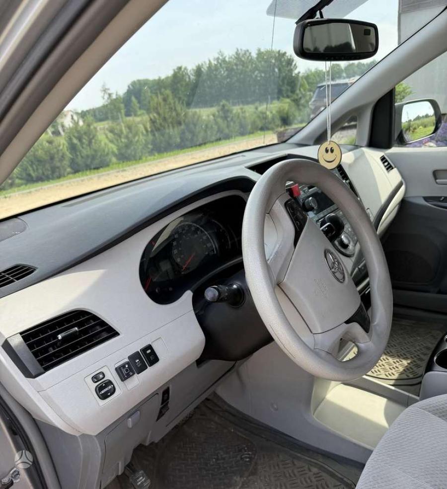 Grey Toyota Sienna 2011 in Sakiai, with an engine capacity of 3.46 L and mileage of 408 thousand km for 8500 €, photo 6 on AUTOMOTO.COM.LV