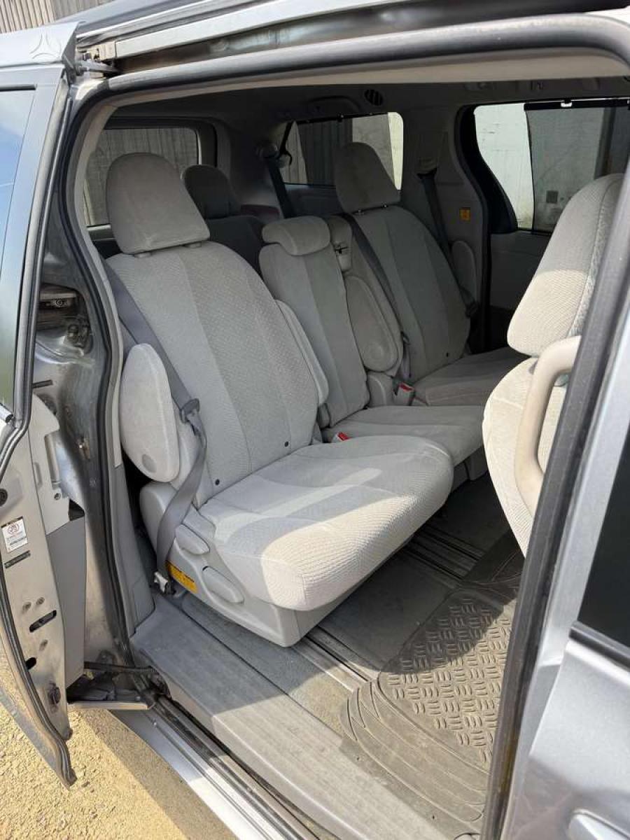 Grey Toyota Sienna 2011 in Sakiai, with an engine capacity of 3.46 L and mileage of 408 thousand km for 8500 €, photo 7 on AUTOMOTO.COM.LV