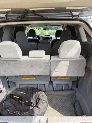 Grey Toyota Sienna 2011 in Sakiai, with an engine capacity of 3.46 L and mileage of 408 thousand km for 8500 €, photo 8 on AUTOMOTO.COM.LV