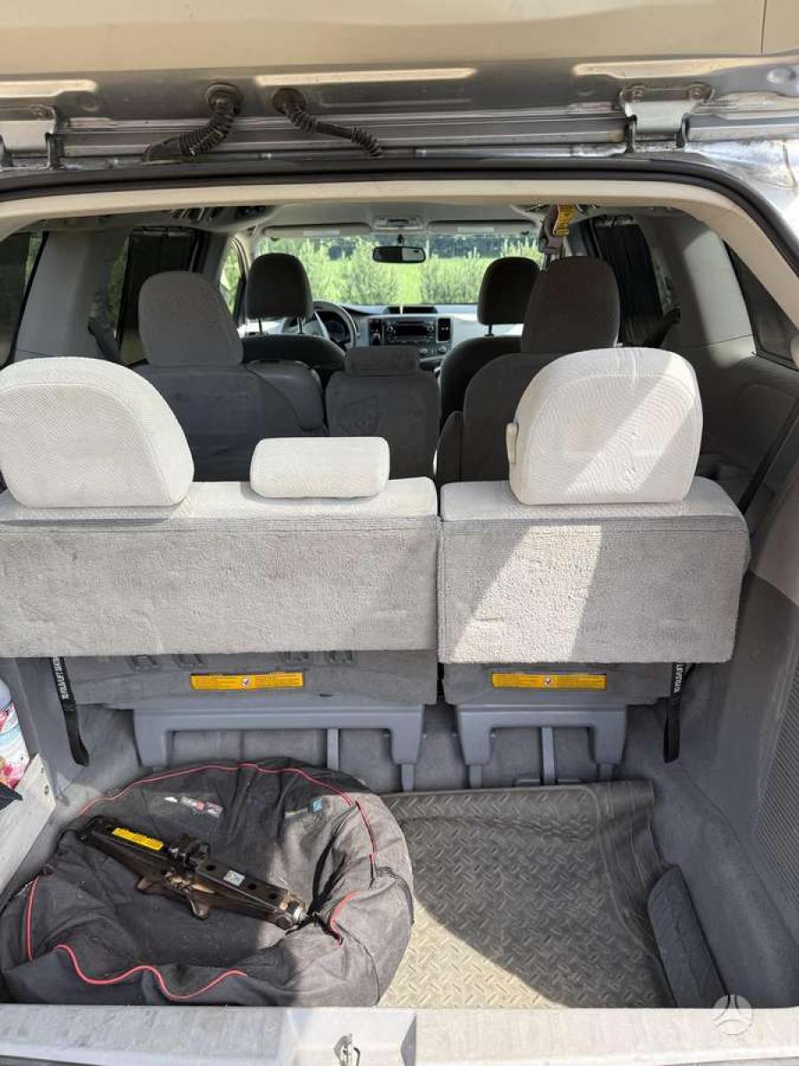 Grey Toyota Sienna 2011 in Sakiai, with an engine capacity of 3.46 L and mileage of 408 thousand km for 8500 €, photo 8 on AUTOMOTO.COM.LV