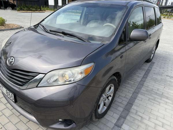 Pelēks Toyota Sienna 2011 Viļņa, ar dzinēja tilpumu 3.46 L un nobraukumu 188 tūkst. km par 8000 €, foto 1 vietnē AUTOMOTO.COM.LV