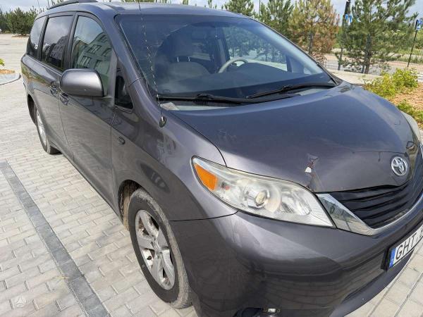 Pelēks Toyota Sienna 2011 Viļņa, ar dzinēja tilpumu 3.46 L un nobraukumu 188 tūkst. km par 8000 €, foto 2 vietnē AUTOMOTO.COM.LV