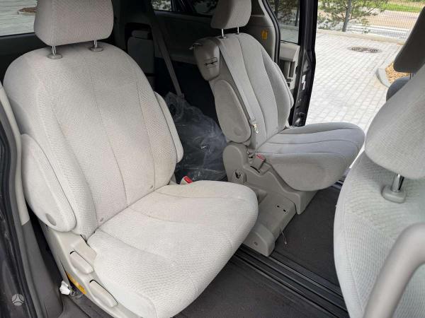 Pelēks Toyota Sienna 2011 Viļņa, ar dzinēja tilpumu 3.46 L un nobraukumu 188 tūkst. km par 8000 €, foto 6 vietnē AUTOMOTO.COM.LV