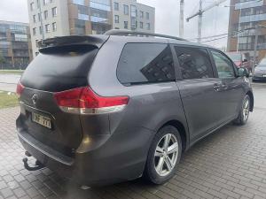Pelēks Toyota Sienna 2013 Viļņa, ar dzinēja tilpumu 3.46 L un nobraukumu 141 tūkst. km par 11000 €, foto 4 vietnē AUTOMOTO.COM.LV