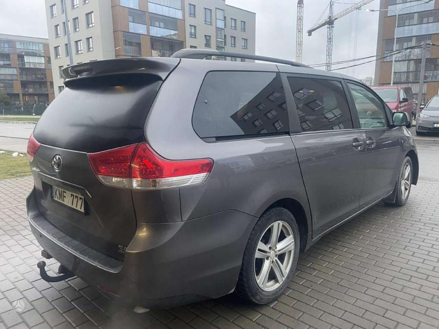 Pelēks Toyota Sienna 2013 Viļņa, ar dzinēja tilpumu 3.46 L un nobraukumu 141 tūkst. km par 11000 €, foto 4 vietnē AUTOMOTO.COM.LV