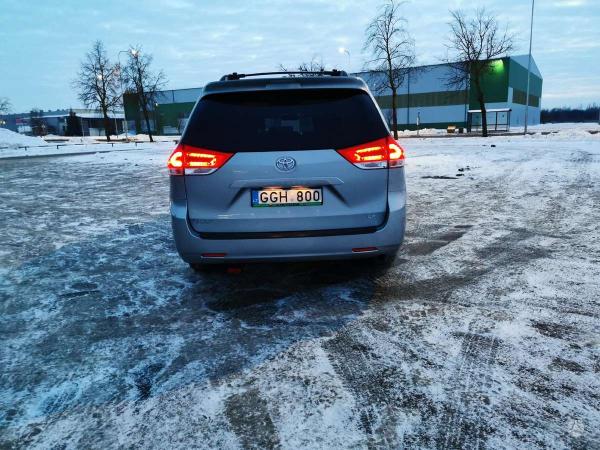 Grey Toyota Sienna 2013 in Siauliai, with an engine capacity of 3.50 L and mileage of 158 thousand km for 10500 €, photo 5 on AUTOMOTO.COM.LV