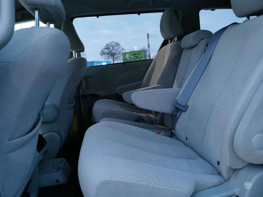 Grey Toyota Sienna 2013 in Siauliai, with an engine capacity of 3.50 L and mileage of 158 thousand km for 10500 €, photo 19 on AUTOMOTO.COM.LV