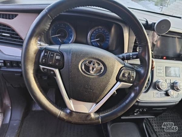 Pelēks Toyota Sienna 2015 Viļņa, ar dzinēja tilpumu 3.50 L un nobraukumu 190 tūkst. km par 17500 €, foto 6 vietnē AUTOMOTO.COM.LV