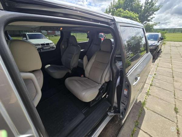 Grey Toyota Sienna 2015 in Klaipeda, with an engine capacity of 3.46 L and mileage of 135 thousand km for 19900 €, photo 5 on AUTOMOTO.COM.LV
