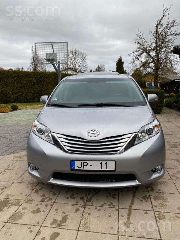 Grey Toyota Sienna 2016 in Riga, with an engine capacity of 3.50 L and mileage of 106 thousand km for 22500 €, photo 1 on AUTOMOTO.COM.LV