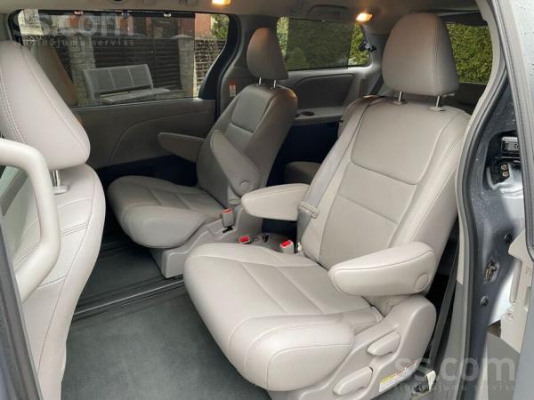 Grey Toyota Sienna 2016 in Riga, with an engine capacity of 3.50 L and mileage of 106 thousand km for 22500 €, photo 2 on AUTOMOTO.COM.LV