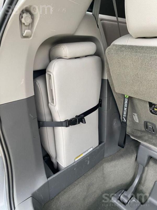 Grey Toyota Sienna 2016 in Riga, with an engine capacity of 3.50 L and mileage of 106 thousand km for 22500 €, photo 3 on AUTOMOTO.COM.LV