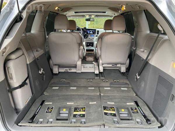 Grey Toyota Sienna 2016 in Riga, with an engine capacity of 3.50 L and mileage of 106 thousand km for 22500 €, photo 4 on AUTOMOTO.COM.LV