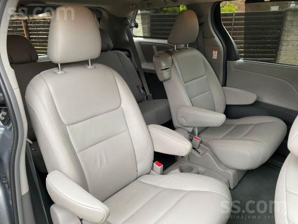 Grey Toyota Sienna 2016 in Riga, with an engine capacity of 3.50 L and mileage of 106 thousand km for 22500 €, photo 8 on AUTOMOTO.COM.LV