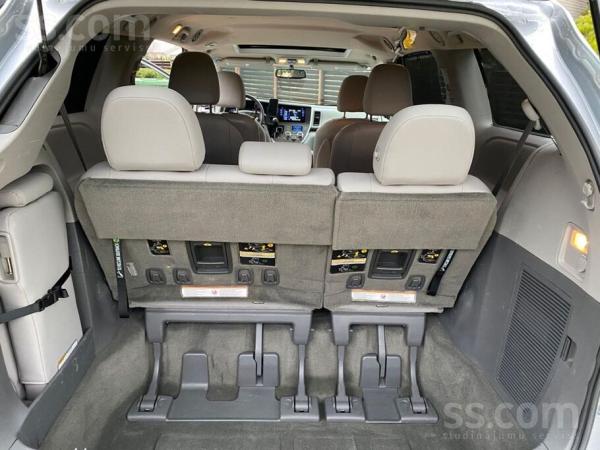 Grey Toyota Sienna 2016 in Riga, with an engine capacity of 3.50 L and mileage of 106 thousand km for 22500 €, photo 10 on AUTOMOTO.COM.LV