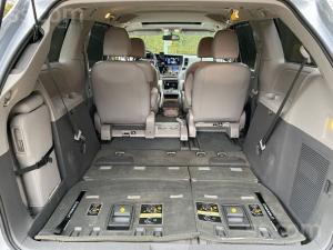 Grey Toyota Sienna 2016 in Riga, with an engine capacity of 3.50 L and mileage of 106 thousand km for 22500 €, photo 5 on AUTOMOTO.COM.LV