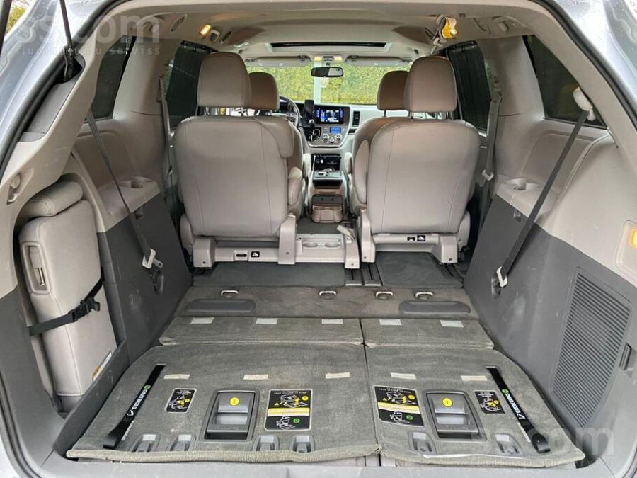 Grey Toyota Sienna 2016 in Riga, with an engine capacity of 3.50 L and mileage of 106 thousand km for 22500 €, photo 5 on AUTOMOTO.COM.LV