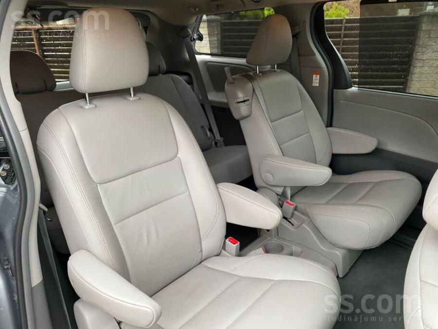 Grey Toyota Sienna 2016 in Riga, with an engine capacity of 3.50 L and mileage of 106 thousand km for 22500 €, photo 9 on AUTOMOTO.COM.LV