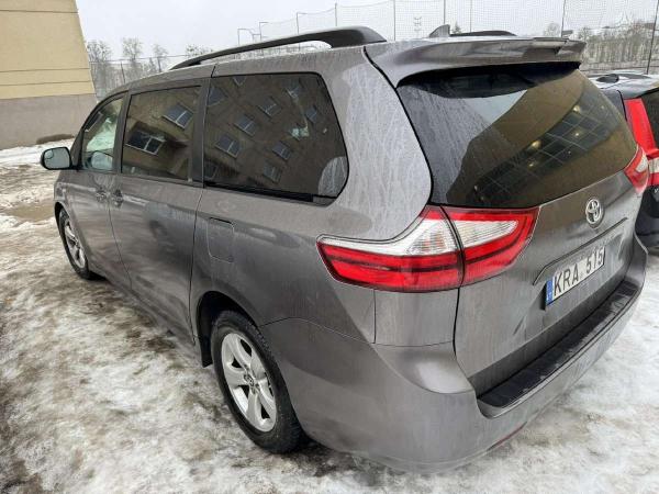 Pelēks Toyota Sienna 2018 Kauņa, ar dzinēja tilpumu 3.46 L un nobraukumu 118 tūkst. km par 18000 €, foto 4 vietnē AUTOMOTO.COM.LV