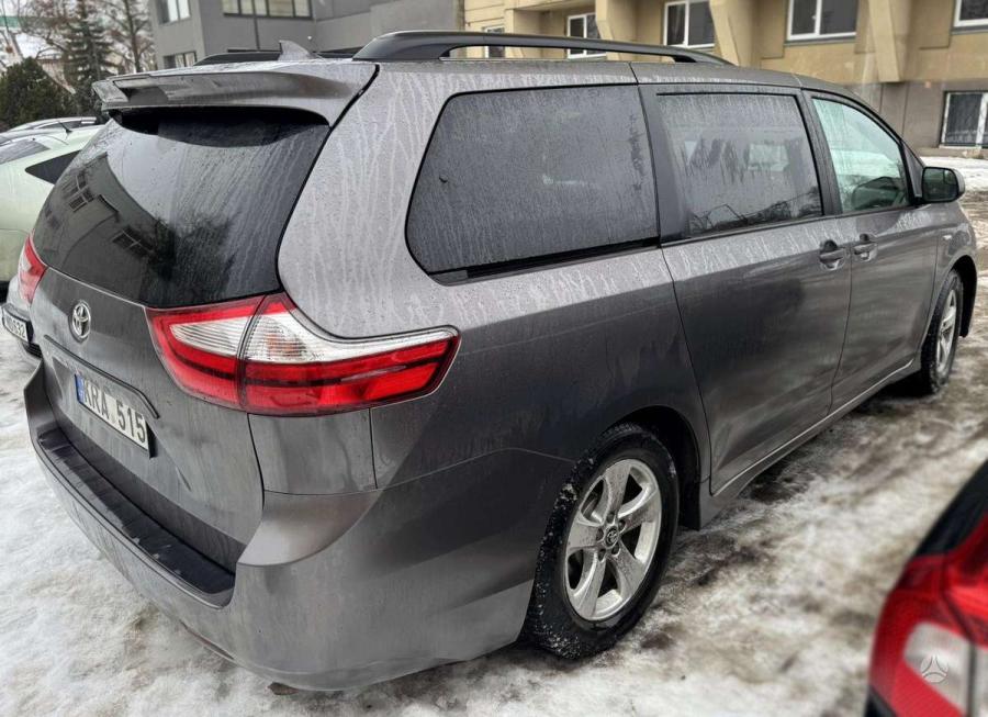 Pelēks Toyota Sienna 2018 Kauņa, ar dzinēja tilpumu 3.46 L un nobraukumu 118 tūkst. km par 18000 €, foto 5 vietnē AUTOMOTO.COM.LV