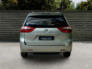 Grey Toyota Sienna 2020 in Siauliai, with an engine capacity of 3.50 L and mileage of 145 thousand km for 17500 €, photo 6 on AUTOMOTO.COM.LV