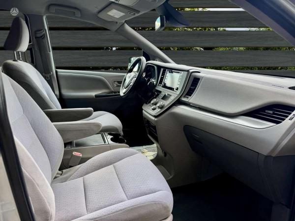 Grey Toyota Sienna 2020 in Siauliai, with an engine capacity of 3.50 L and mileage of 145 thousand km for 17500 €, photo 7 on AUTOMOTO.COM.LV