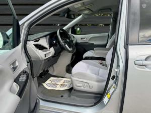 Grey Toyota Sienna 2020 in Siauliai, with an engine capacity of 3.50 L and mileage of 145 thousand km for 17500 €, photo 9 on AUTOMOTO.COM.LV