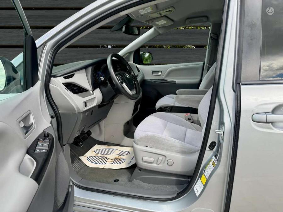 Grey Toyota Sienna 2020 in Siauliai, with an engine capacity of 3.50 L and mileage of 145 thousand km for 17500 €, photo 9 on AUTOMOTO.COM.LV