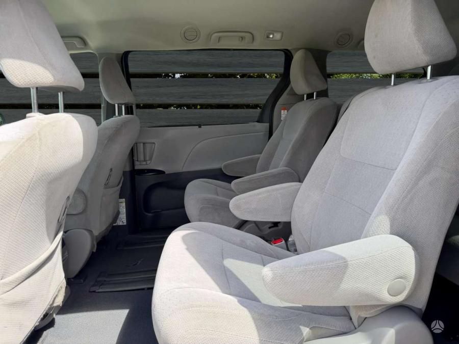 Grey Toyota Sienna 2020 in Siauliai, with an engine capacity of 3.50 L and mileage of 145 thousand km for 17500 €, photo 11 on AUTOMOTO.COM.LV