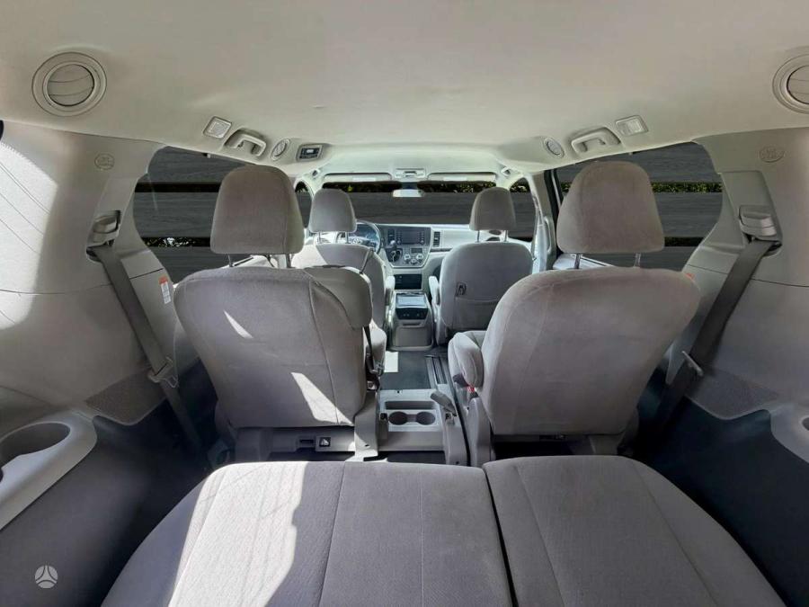 Grey Toyota Sienna 2020 in Siauliai, with an engine capacity of 3.50 L and mileage of 145 thousand km for 17500 €, photo 13 on AUTOMOTO.COM.LV