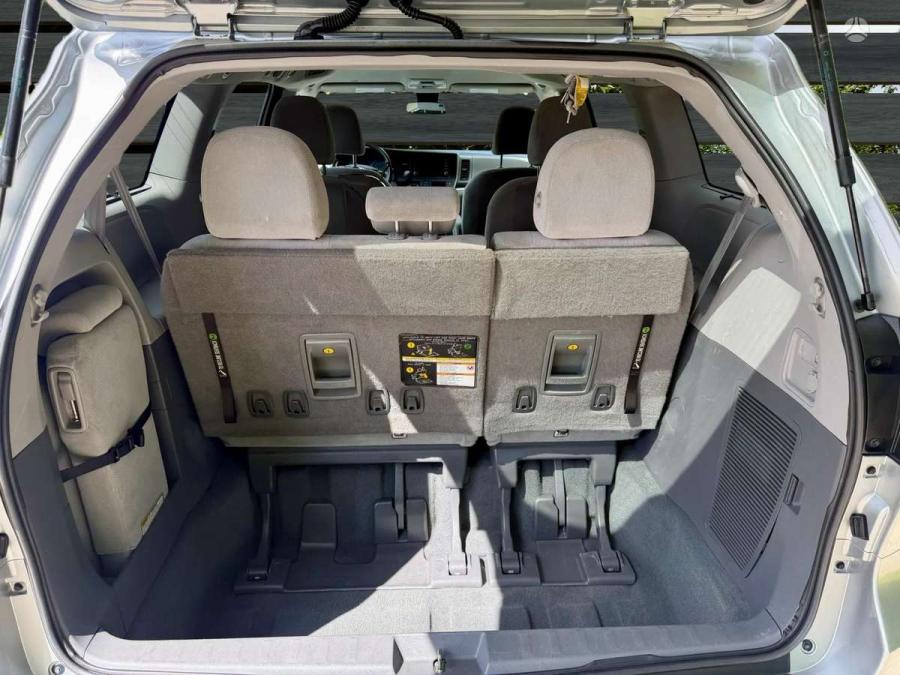 Grey Toyota Sienna 2020 in Siauliai, with an engine capacity of 3.50 L and mileage of 145 thousand km for 17500 €, photo 14 on AUTOMOTO.COM.LV