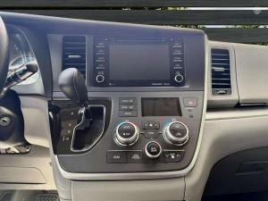 Grey Toyota Sienna 2020 in Siauliai, with an engine capacity of 3.50 L and mileage of 145 thousand km for 17500 €, photo 15 on AUTOMOTO.COM.LV