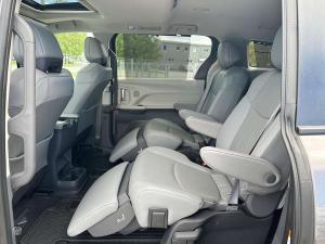 Pelēks Toyota Sienna 2022 Šauļi, ar dzinēja tilpumu 2.50 L un nobraukumu 44 tūkst. km par 47900 €, foto 36 vietnē AUTOMOTO.COM.LV