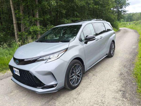 Pelēks Toyota Sienna 2023 Viļņa, ar dzinēja tilpumu 2.50 L un nobraukumu 121 tūkst. km par 44770 €, foto 1 vietnē AUTOMOTO.COM.LV