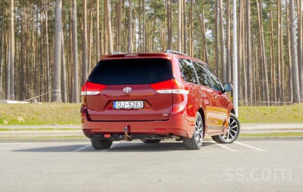 Red Toyota Sienna 2013 in Riga, with an engine capacity of 3.50 L and mileage of 185 thousand km for 9490 €, photo 5 on AUTOMOTO.COM.LV