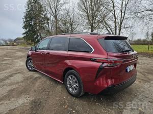 Sarkans Toyota Sienna 2021 Saldus, ar dzinēja tilpumu 2.50 L un nobraukumu 110 tūkst. km par 37000 €, foto 5 vietnē AUTOMOTO.COM.LV