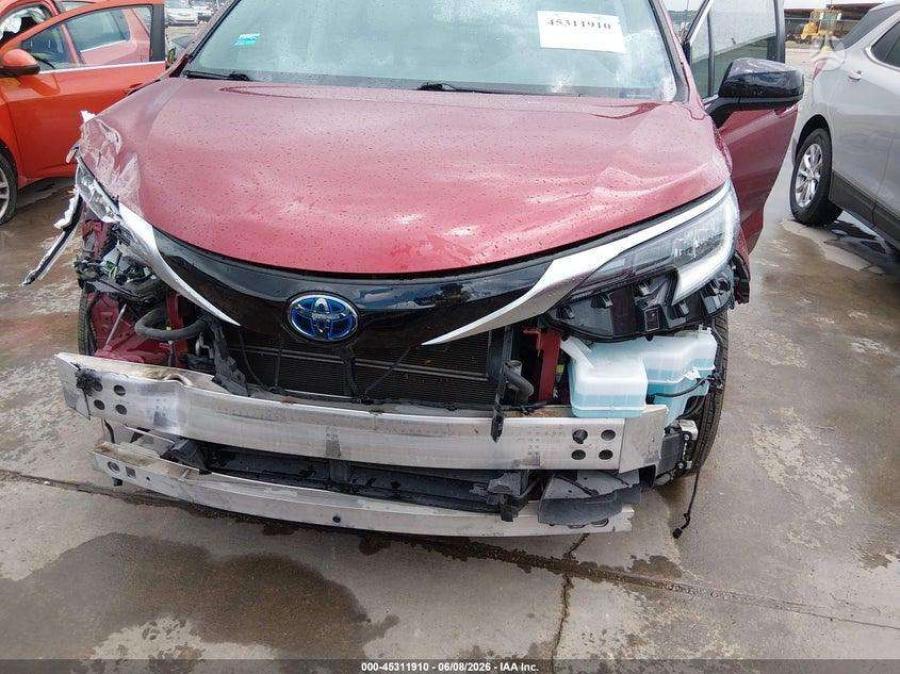 Sarkans Toyota Sienna 2022 Šauļi, ar dzinēja tilpumu 2.50 L un nobraukumu 109 tūkst. km par 23000 €, foto 5 vietnē AUTOMOTO.COM.LV