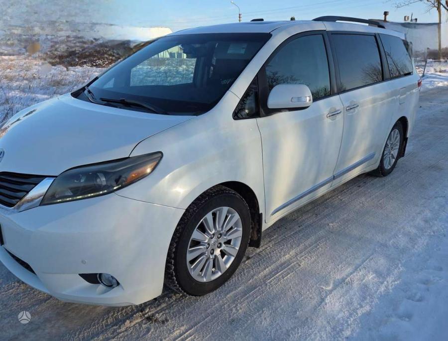 White Toyota Sienna 2013 in Siauliai, with an engine capacity of 3.50 L and mileage of 85 thousand km for 12950 €, photo 2 on AUTOMOTO.COM.LV